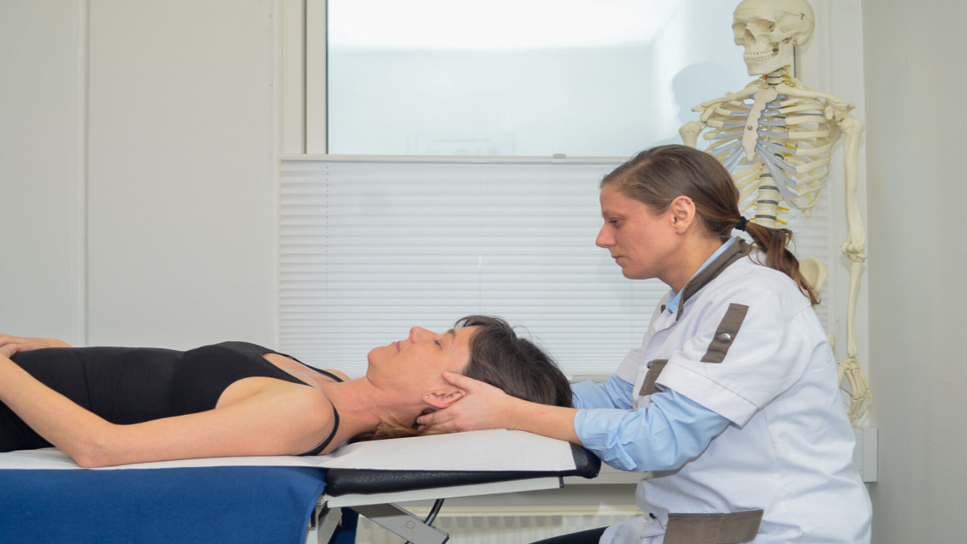 Døjer du med nakkesmerter? | Få behandling hos Osteopati Huset